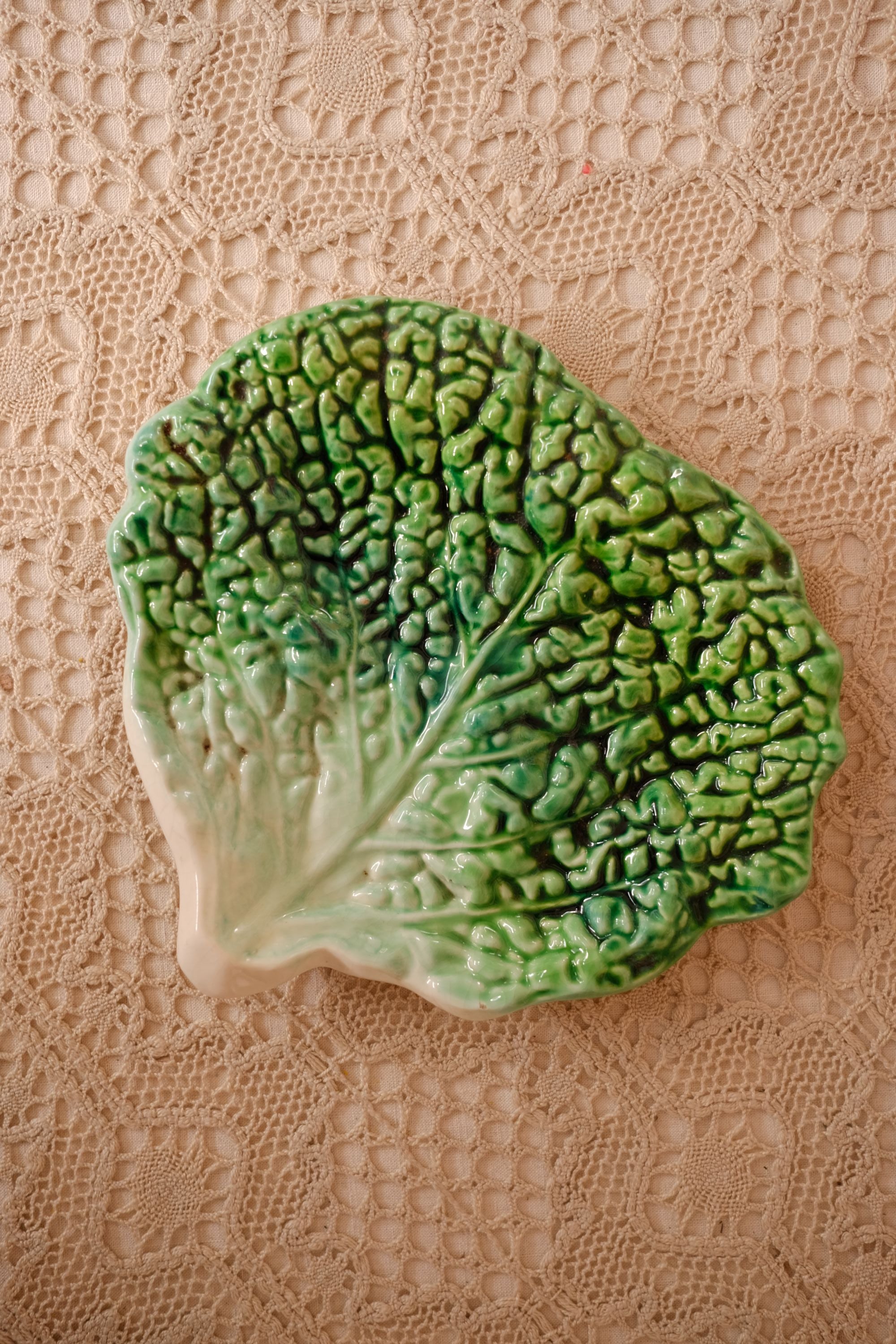 Plat feuille de choux en barbotine – Pupuces Boutique